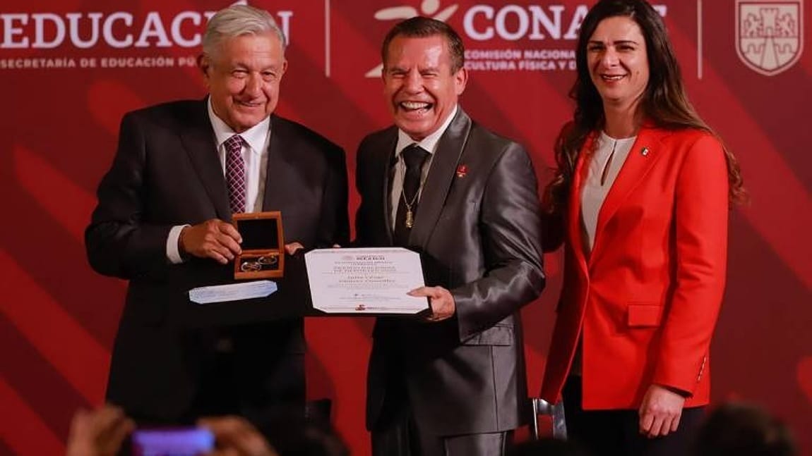 AMLO entrega Premio Nacional del Deporte a Checo Pérez y a JC Chávez ...