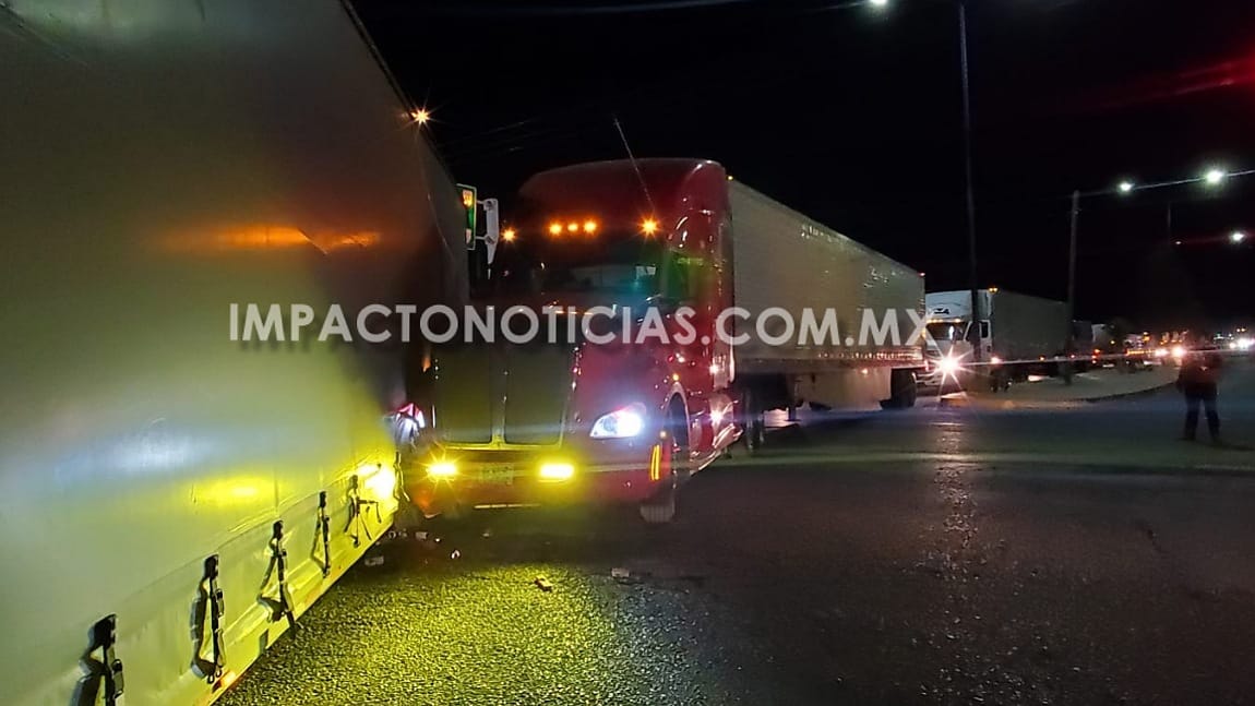Choque entre dos tráileres deja daños materiales, unidades afectaron el ...