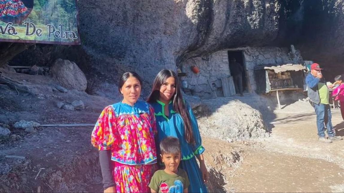 Así vive doña Petra, mujer rarámuri, dentro de una cueva de la Sierra ...