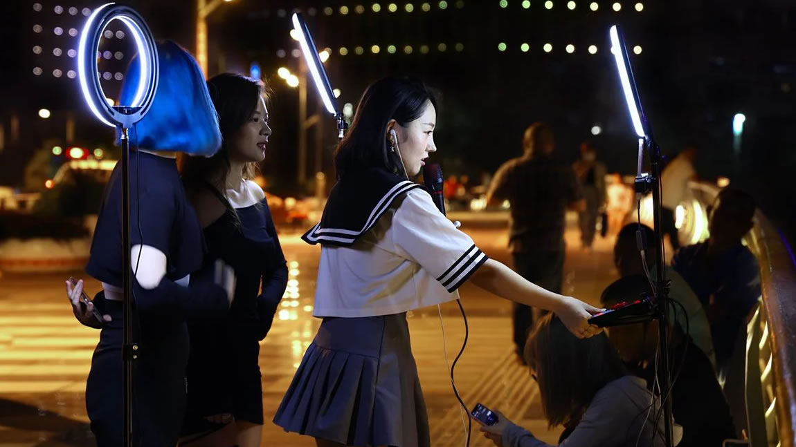 VIDEO: Streamers callejeros “inundan” puentes de China en busca de ...