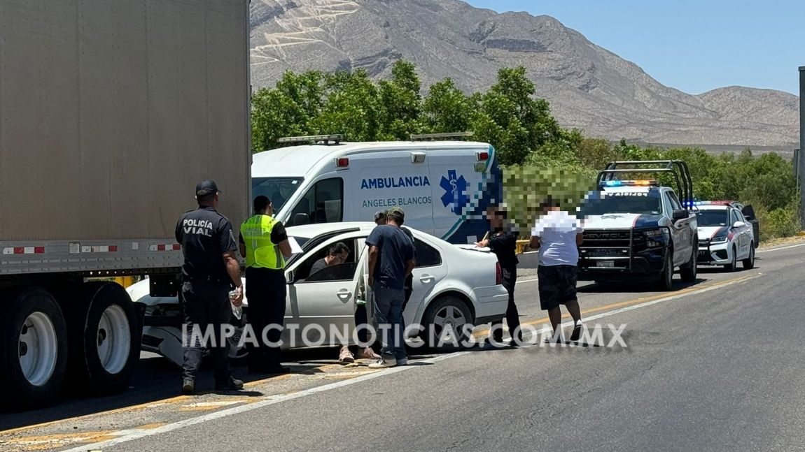Tráiler da de reversa y choca contra vehículo en la entrada norte de ...