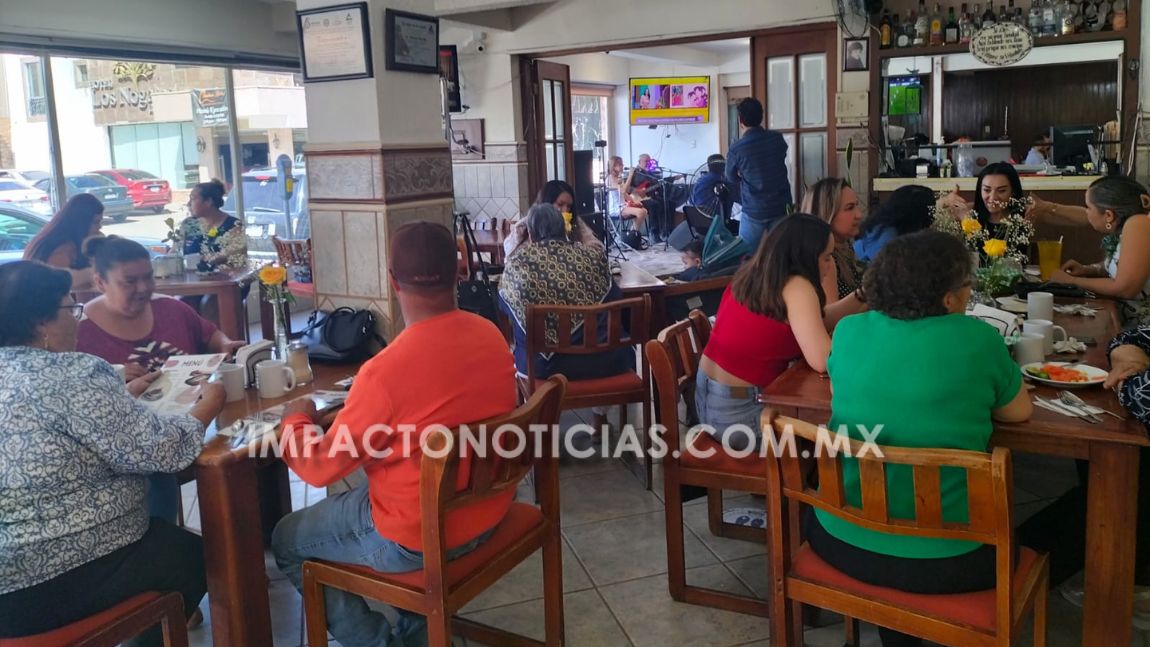 Abarrotado restaurante San Luis en día de las madres | ImpactoNoticias ...