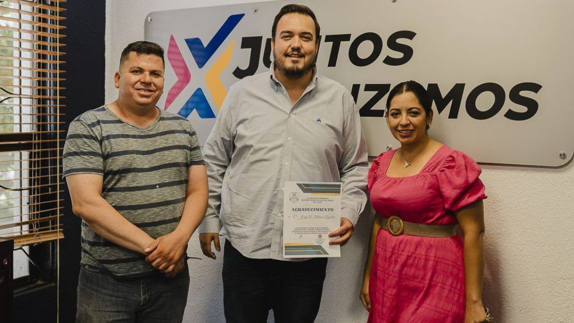 Primaria Esther Tapia entrega reconocimiento a Jorge Aldana por apoyos ...