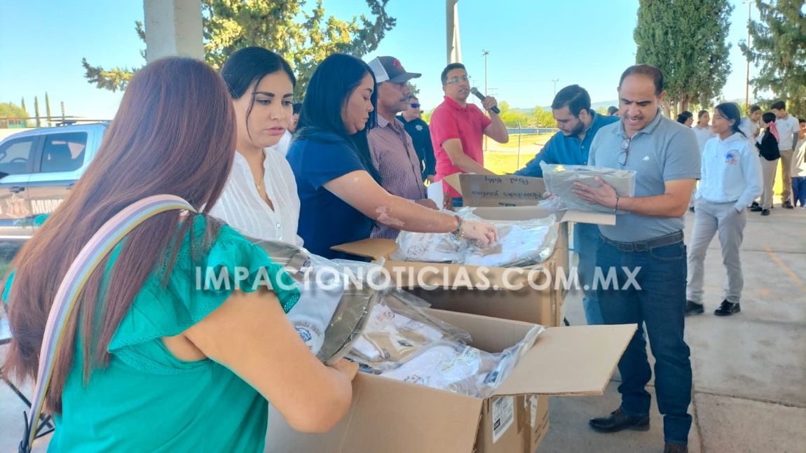 Entrega Sergio Olvera uniformes escolares en su primer día de nueva ...