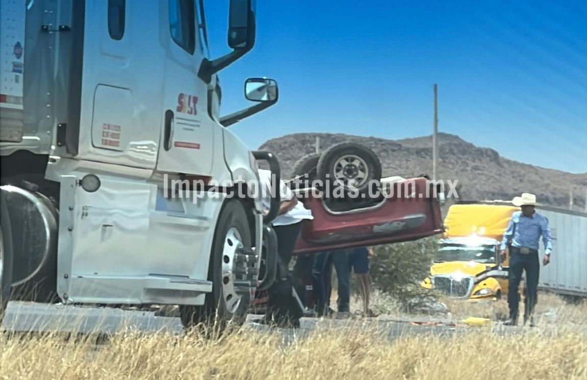 Pick-up termina volcada tras ser sacada del camino por un tráiler en la ...