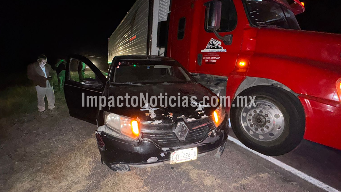 Tráiler arrastra a vehículo por varios metros; automovilista tuvo que ...